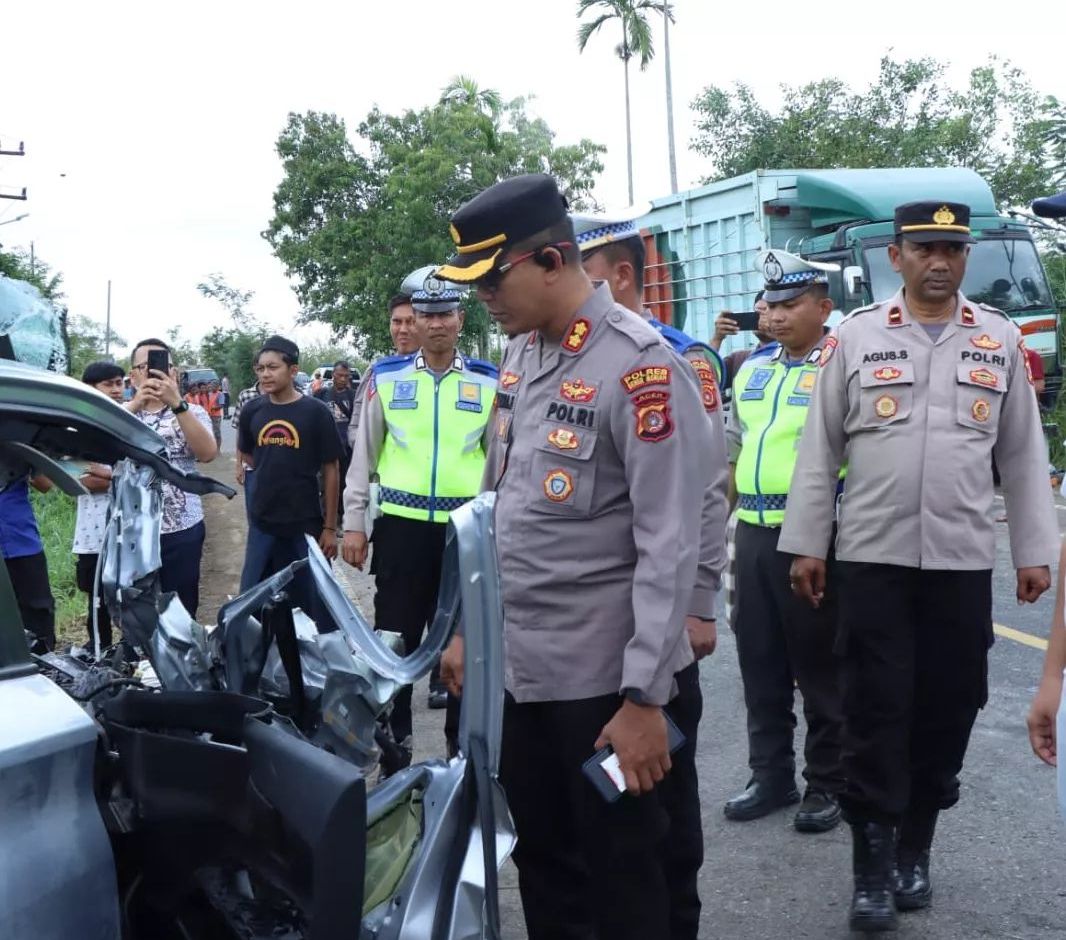 Avanza Vs Truk Fuso, 5 Orang Tewas Avanza Vs Truk Fuso, 5 Orang Tewas