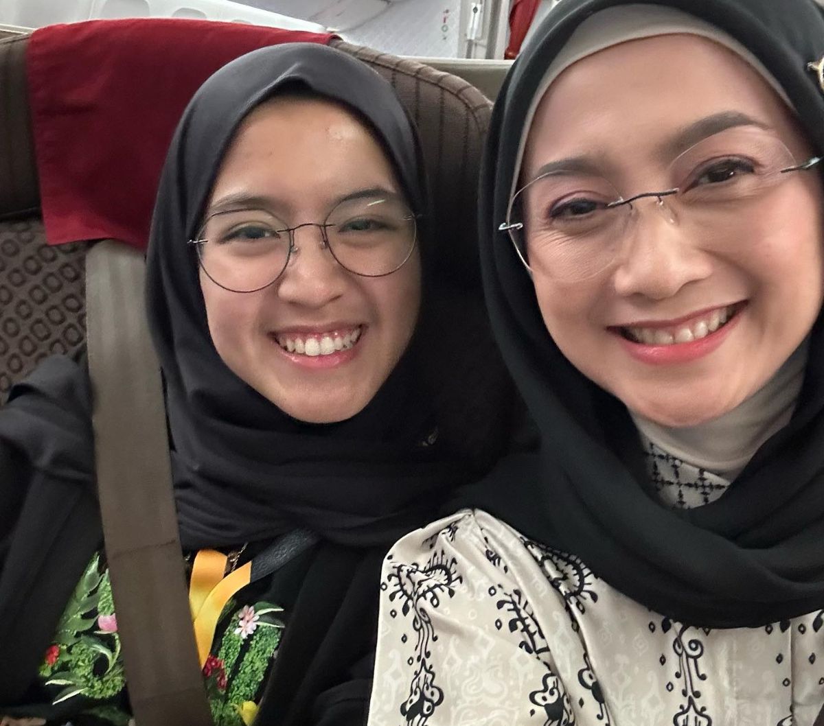 Bak Anak Kembar, Potret Desy Ratnasari dengan Sang Putri 11-12