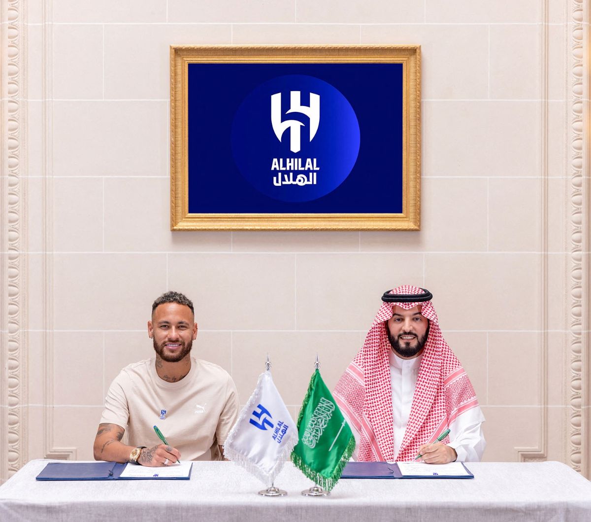 FOTO: Resmi Gabung Al Hilal, Neymar Pecahkan Rekor Transfer Termahal ...