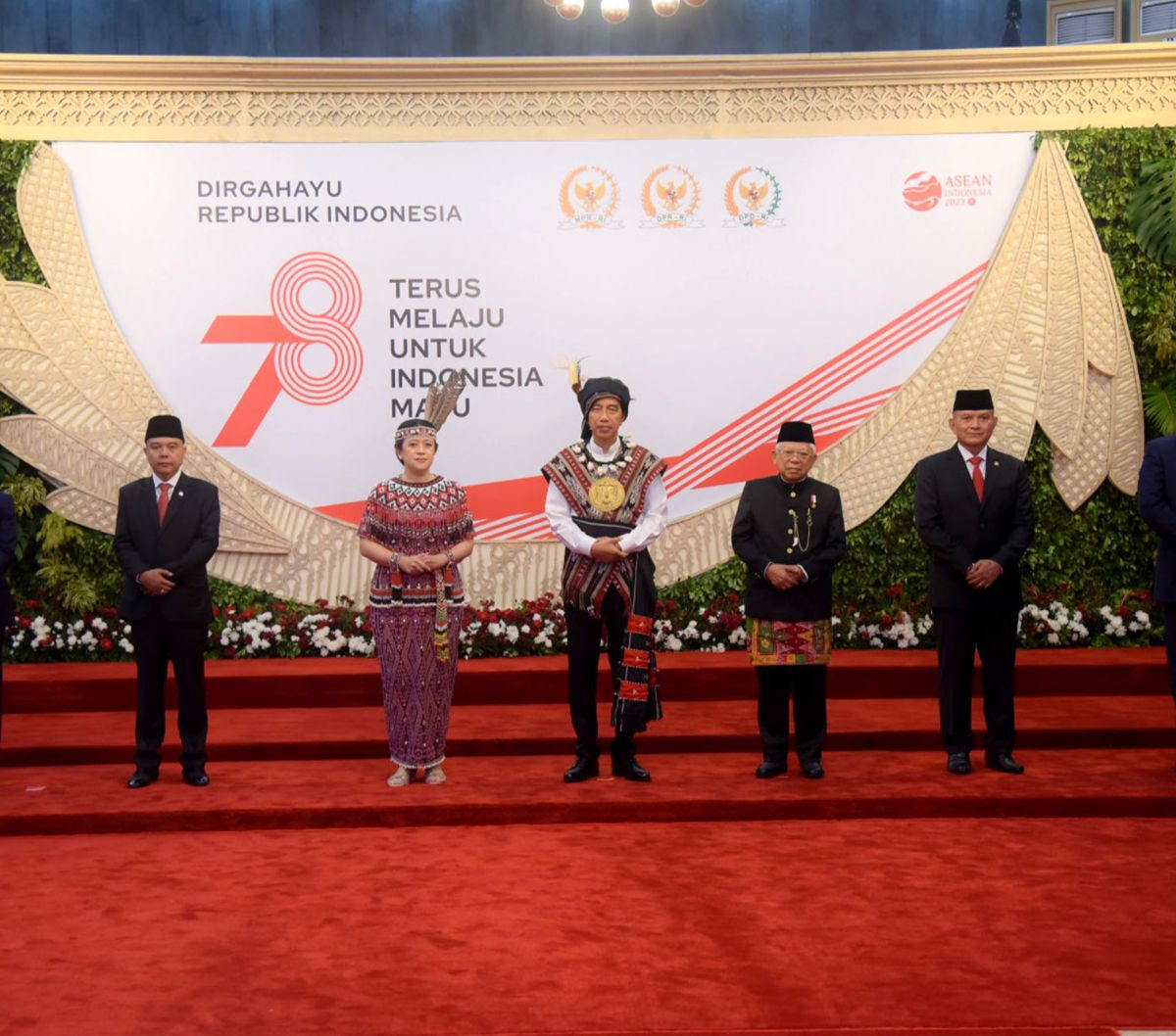Foto Makna Dan Filosofi Baju Adat Tanimbar Yang Dipakai Jokowi Di