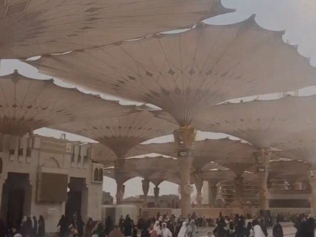 8 Potret Selfi Yamma Sedang Menjalani Ibadah Umrah. Tulislah Beberapa ...