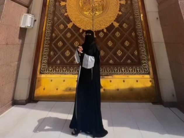 8 Potret Selfi Yamma Sedang Menjalani Ibadah Umrah. Tulislah Beberapa ...