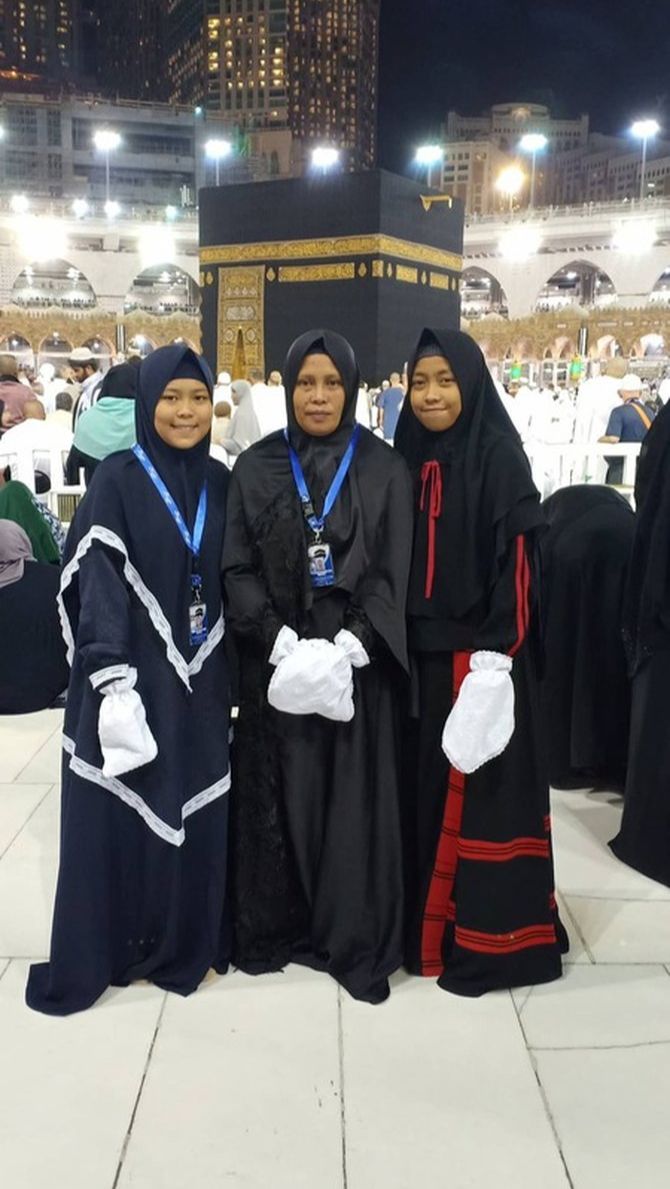 8 Potret Selfi Yamma Sedang Menjalani Ibadah Umrah. Tulislah Beberapa ...