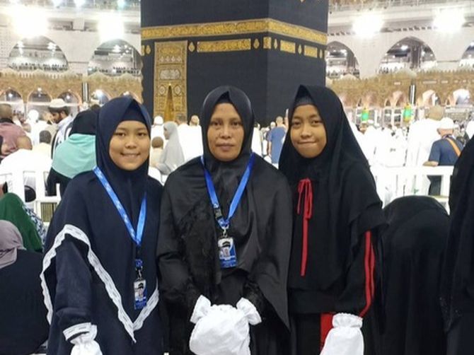8 Potret Selfi Yamma Sedang Menjalani Ibadah Umrah. Tulislah Beberapa ...