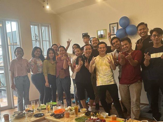 Potret Warung Lalapan Ayah Rojak yang Baru Buka, Suasana Mirip Rumah Jadul