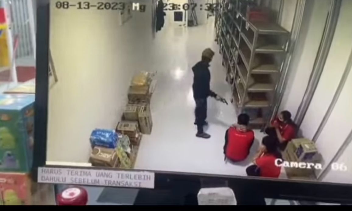 Viral Video Rampok Todongkan Pistol ke Pegawai Minimarket, Ini Fakta ...