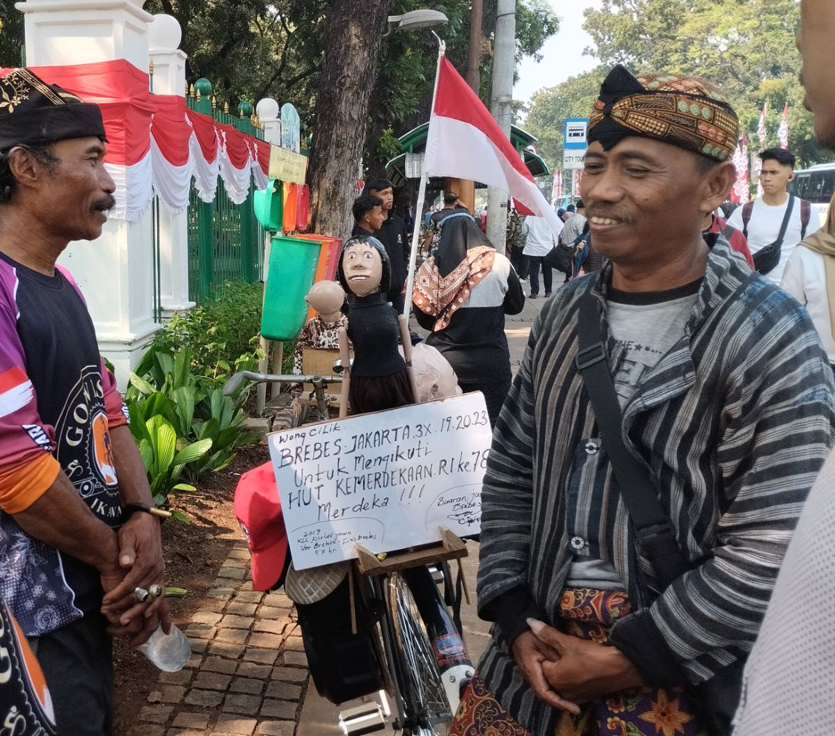 Kakek Ini Naik Sepeda Ontel Selama 3 Hari dari Brebes ke Jakarta Demi ...