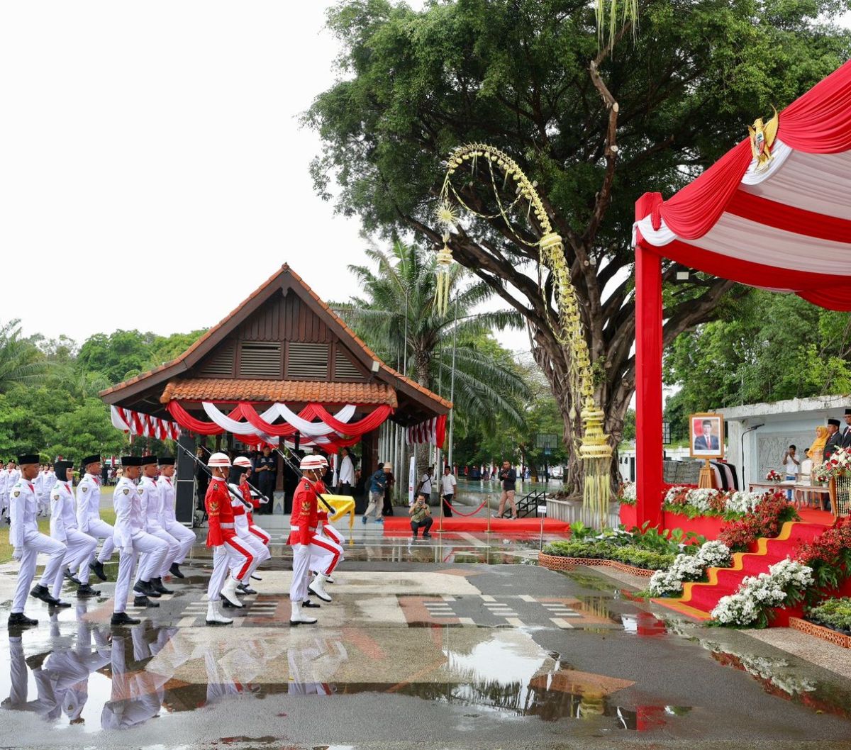 Meski Diguyur Hujan, Upacara HUT ke-78 RI di Banyuwangi Berlangsung Khidmat
