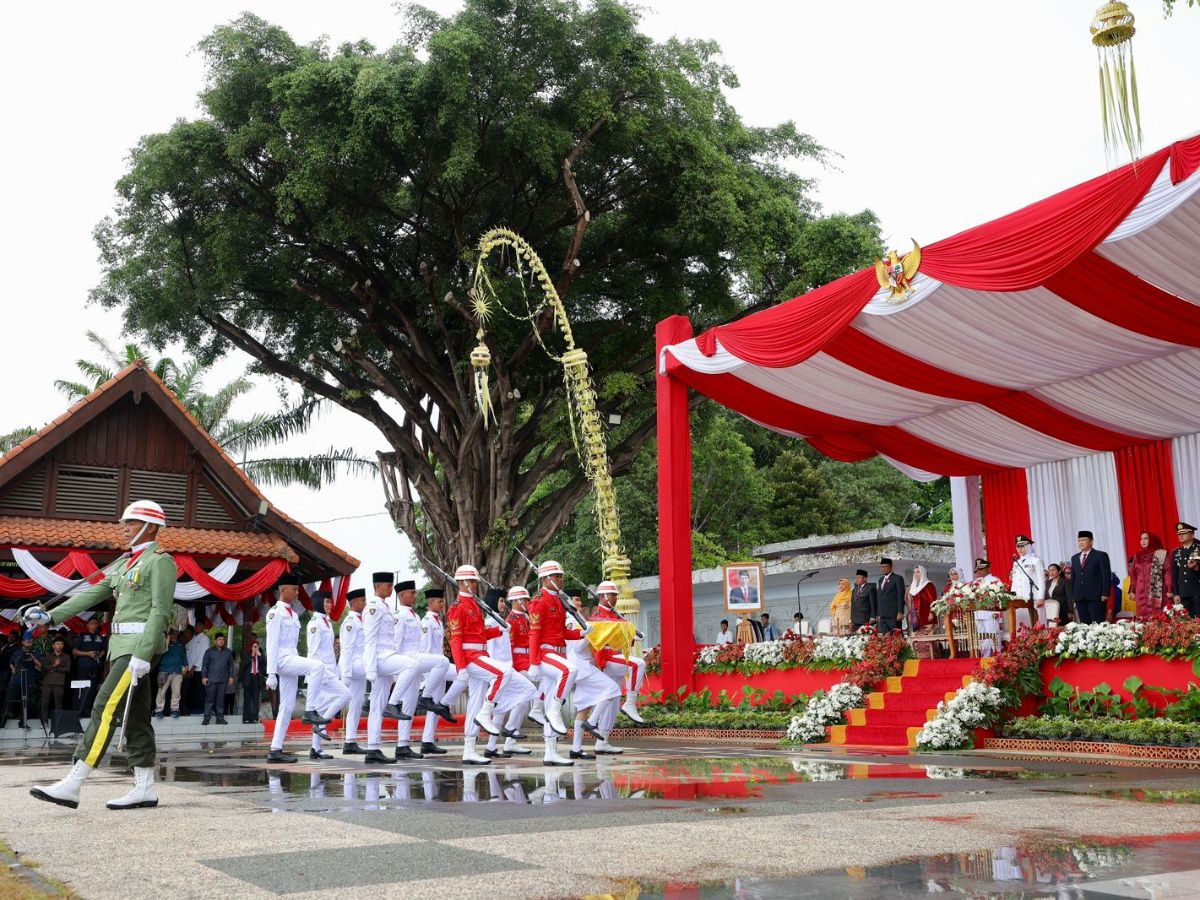 Meski Diguyur Hujan, Upacara HUT ke-78 RI di Banyuwangi Berlangsung Khidmat
