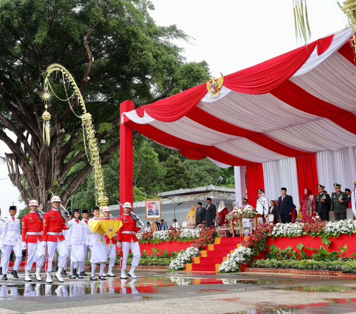 Meski Diguyur Hujan, Upacara HUT ke-78 RI di Banyuwangi Berlangsung Khidmat