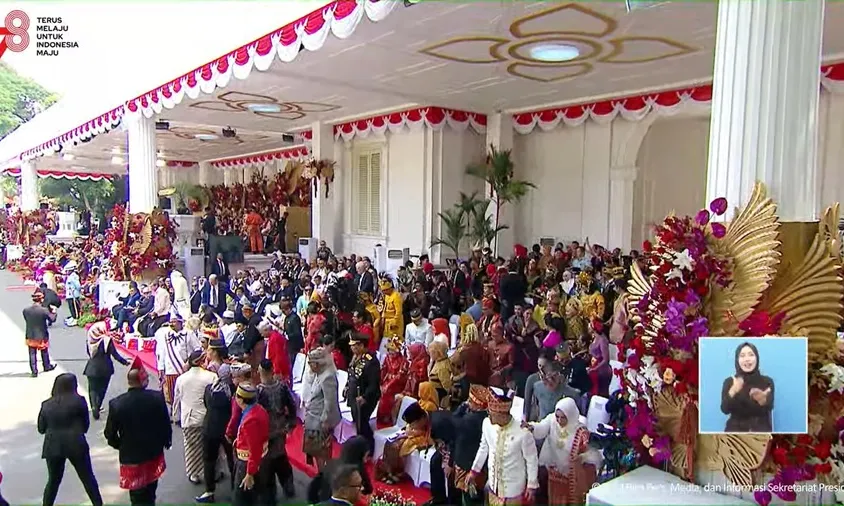 Momen Jokowi Nyanyi Bareng Band Kahitna saat Upacara Penurunan Bendera Merah Putih di Istana