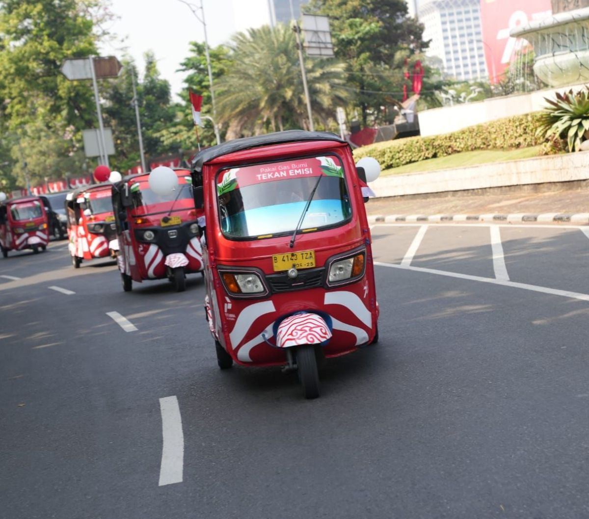 Meriahkan HUT RI, PGN Hadirkan Bajaj Merah dengan Tarif Rp1.700 per 8 Km