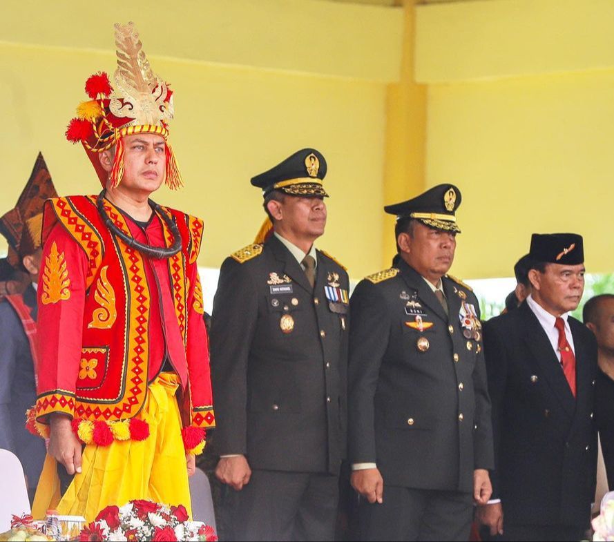 Potret Musa Rajekshah Kenakan Baju Adat Nias Selatan saat Peringati HUT ...