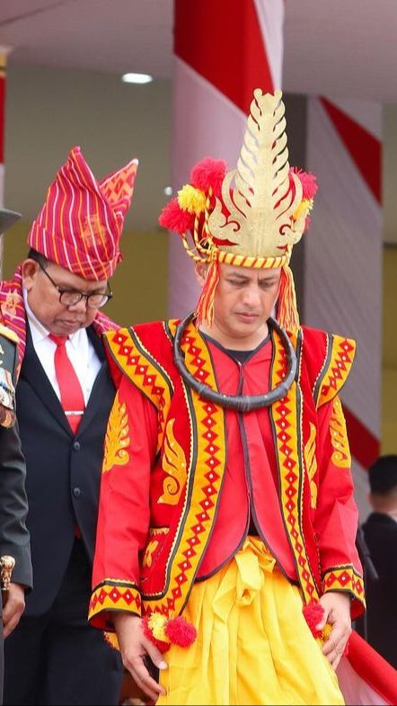 Potret Musa Rajekshah Kenakan Baju Adat Nias Selatan saat Peringati HUT ...