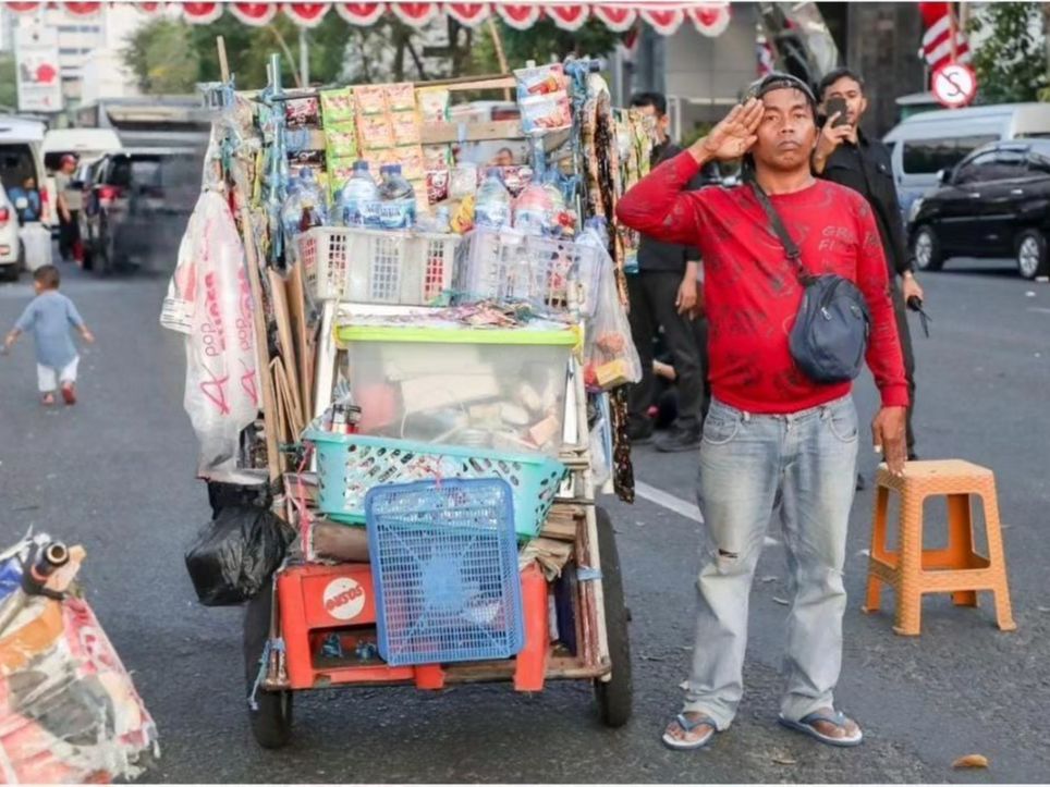 Potret Para PKL di Depan Kantor Pemprov Jatim Hormat Bendera Merah ...