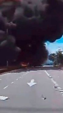VIDEO: Detik-Detik Mengerikan Pesawat Jet Meledak Jatuh di Jalan Raya ...