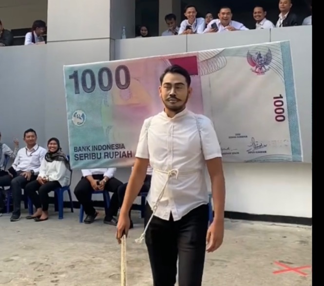 Viral Aksi Pria Cosplay Jadi Kapitan Pattimura di Lembaran Uang Rp1.000 ...