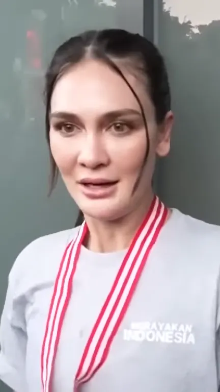 Potret Luna Maya Gocek Bola saat Main Futsal di Perayaan Kemerdekaan ...