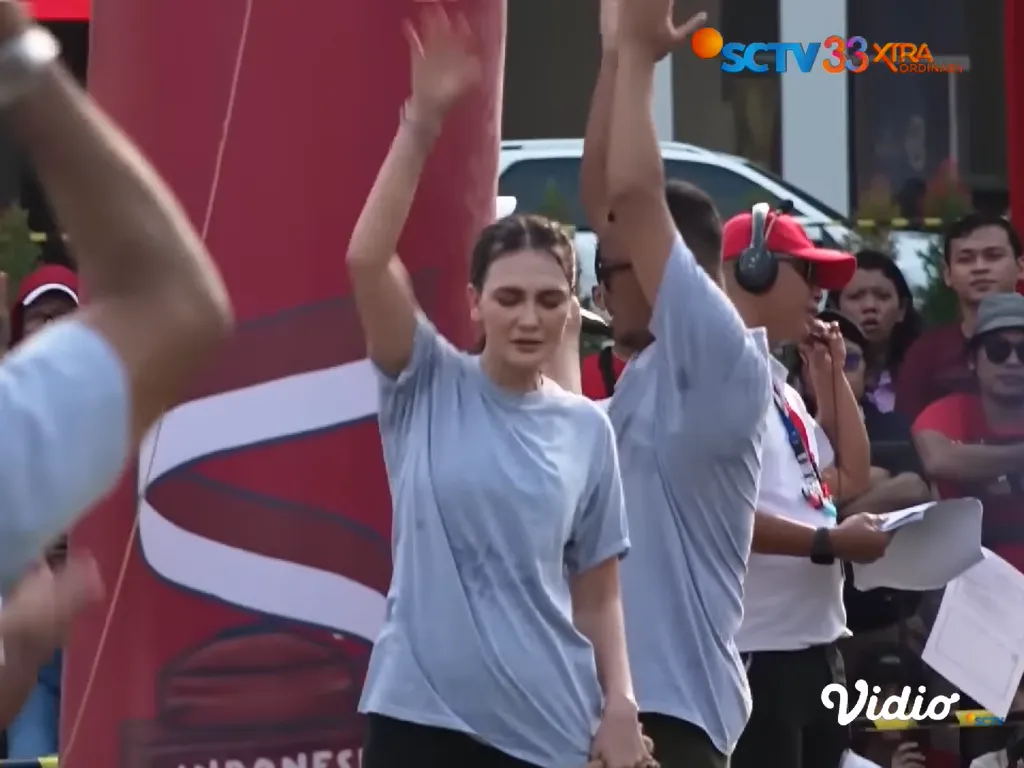 Potret Luna Maya Gocek Bola saat Main Futsal di Perayaan Kemerdekaan ...