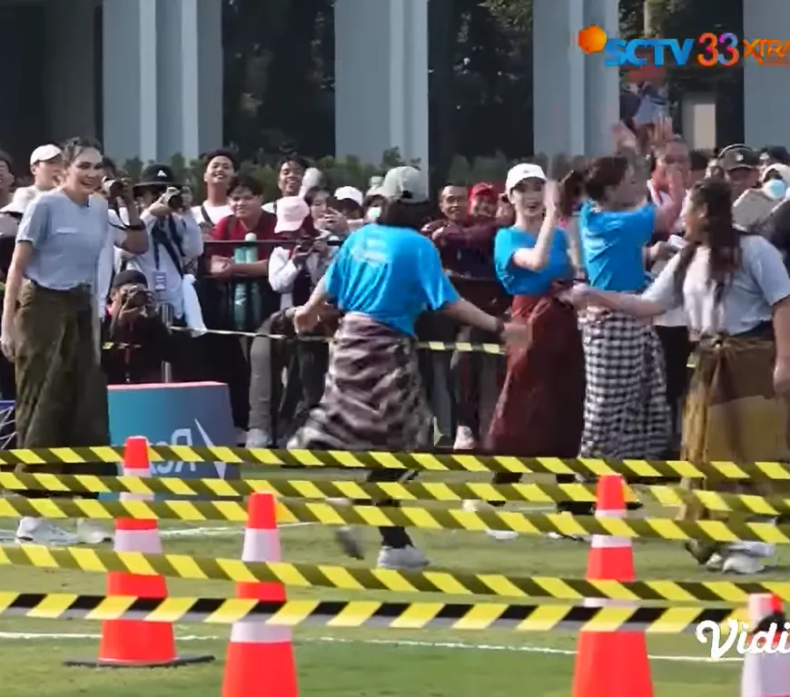 Potret Luna Maya Gocek Bola saat Main Futsal di Perayaan Kemerdekaan ...