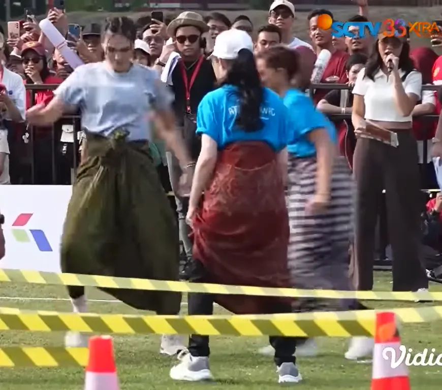 Potret Luna Maya Gocek Bola saat Main Futsal di Perayaan Kemerdekaan ...