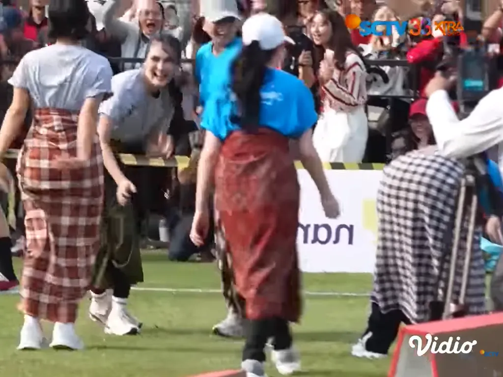 Potret Luna Maya Gocek Bola saat Main Futsal di Perayaan Kemerdekaan ...