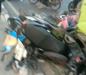 Gara-Gara Lawan Arah, 7 Pengendara Motor 'Keseruduk' Truk di Lenteng Agung