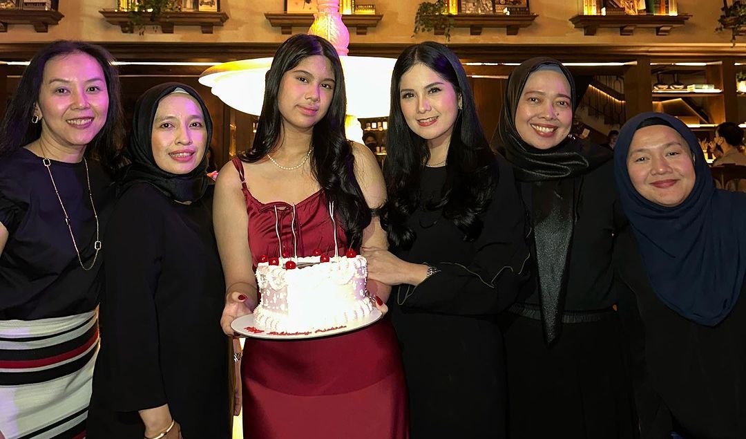 Cantiknya Almira Putri AHY Kenakan Long Dress Merah di Birthday Dinner ...