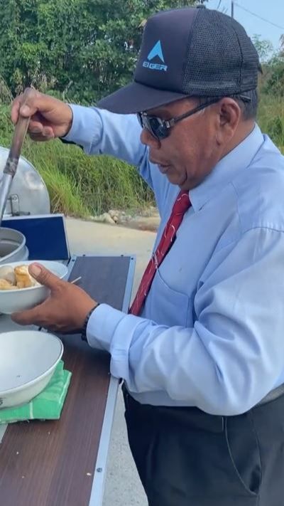 Viral Tukang Bakso Keliling Tampil Unik saat Berdagang, Pakai Outfit ... Viral Tukang Bakso Keliling Tampil Unik saat Berdagang, Pakai Outfit ...