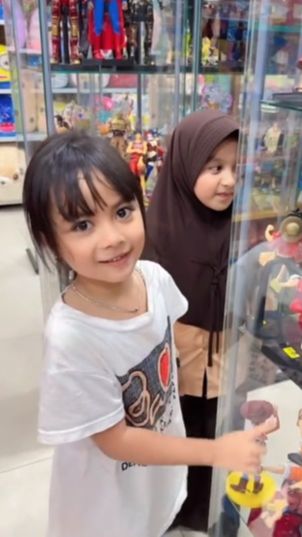 Terpisah karena Zonasi, Momen Pertemuan Dua Sahabat Ini Bikin Haru