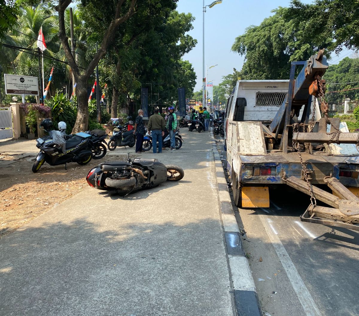 Kronologi Truk Bermuatan Batu Bata Tabrak Pemotor Lawan Arah di Lenteng Agung