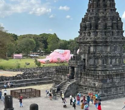 Fakta Unik KAWS, Patung Raksasa di Candi Prambanan Mahakarya Seniman ...
