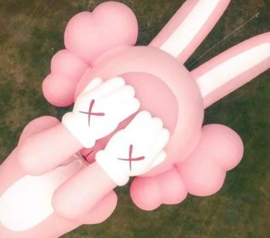 Fakta Unik KAWS, Patung Raksasa di Candi Prambanan Mahakarya Seniman ...