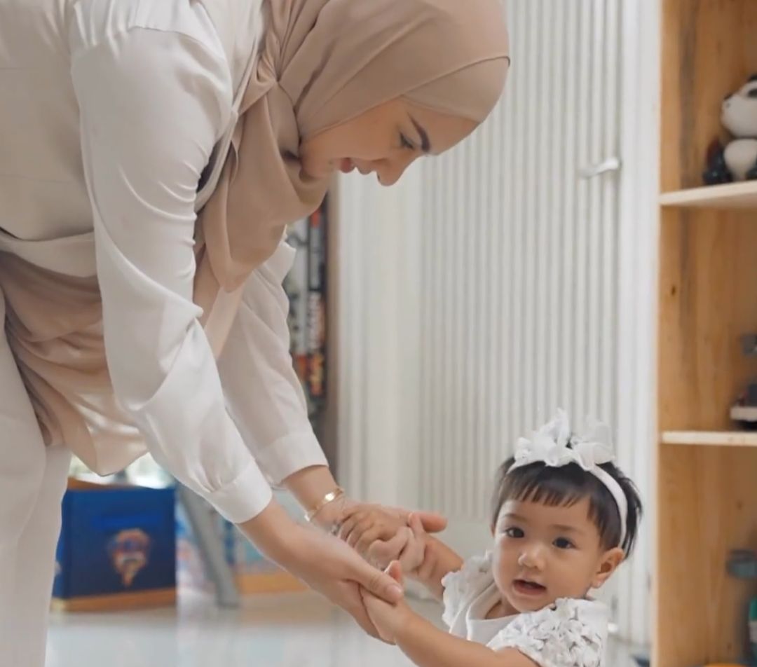 10 Potret Terbaru Amala Anak Irish Bella Kini Menginjak 1 Tahun, Cute ...