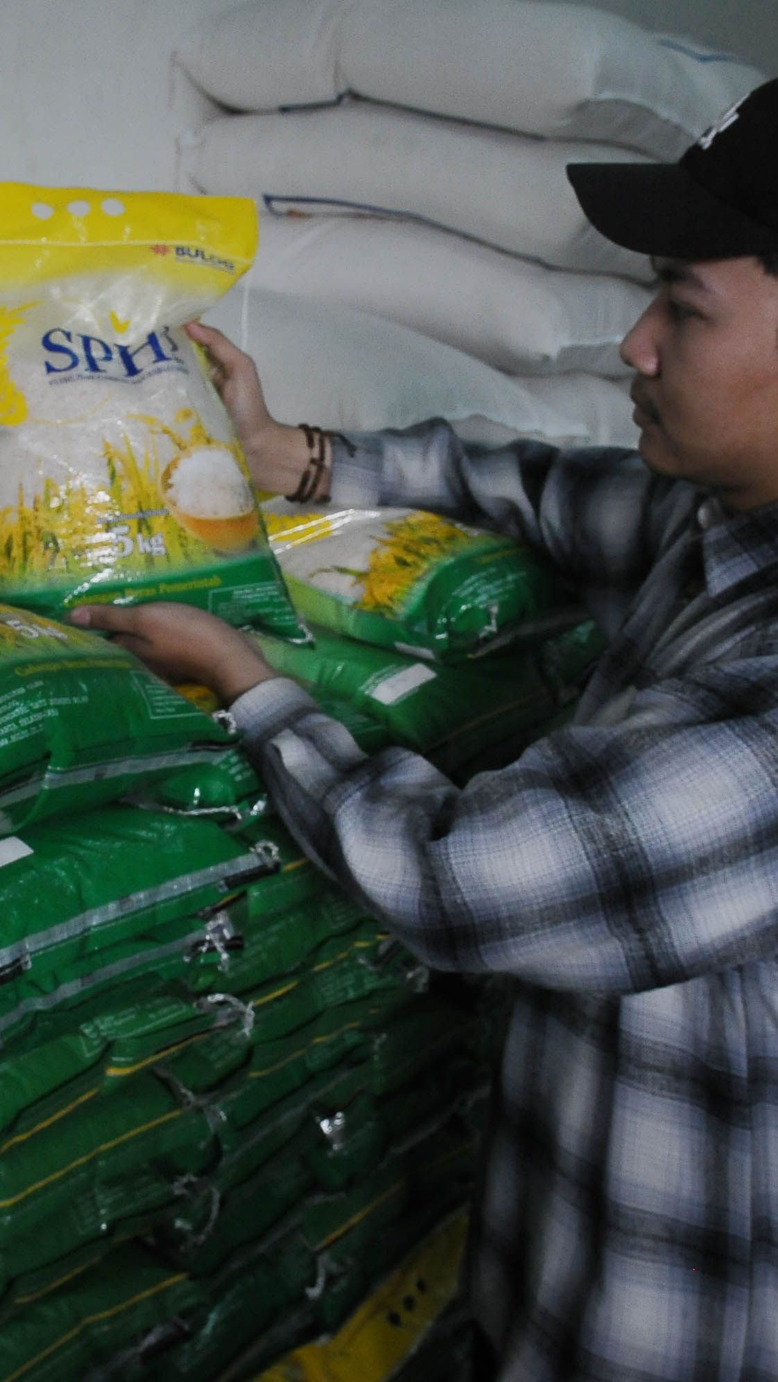 FOTO: "Grebek Pasar" Bulog di Klender, Budi Waseso: Stok Beras Sangat Aman Ada 1,6 Juta Ton ...