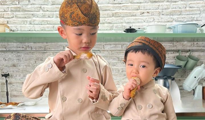 Potret Lucu Arthur dan Baby Timo Anak Chef Arnold saat Makan Ayam Goreng, Kenakan Baju ...