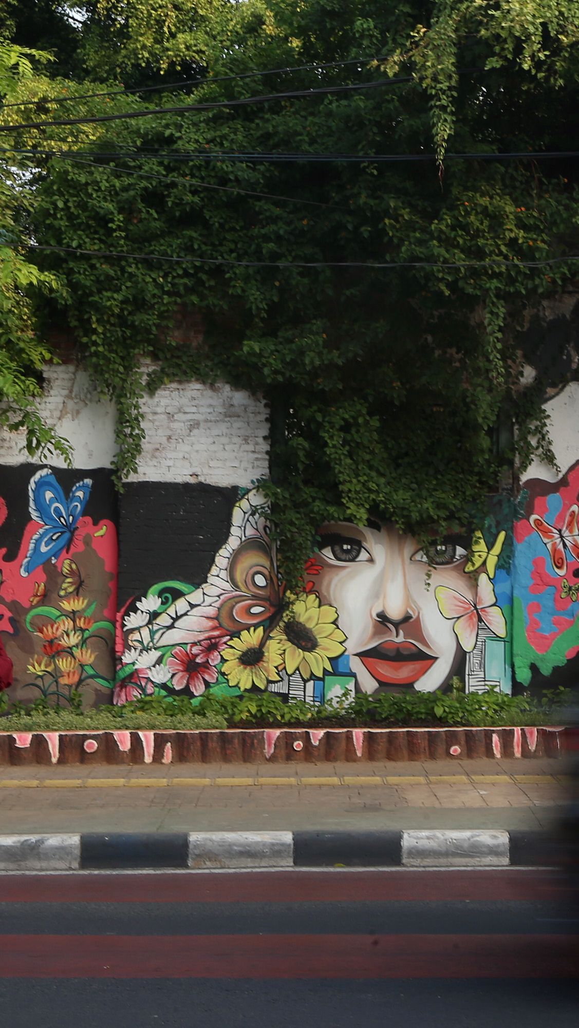 FOTO: Kreativitas Seni Mural Petugas PPSU Percantik Bangunan Tua di ...