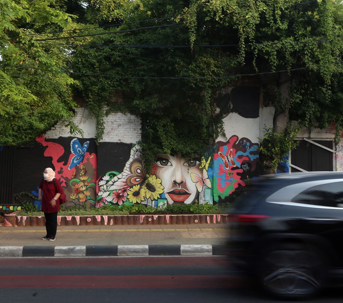 FOTO: Kreativitas Seni Mural Petugas PPSU Percantik Bangunan Tua di ...