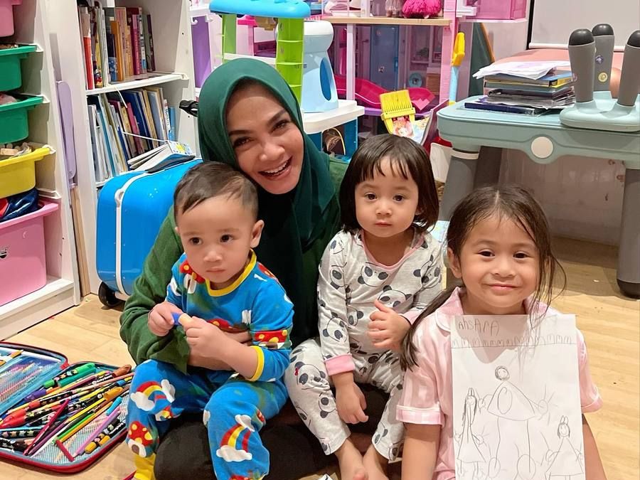 Potret Rieta Amilia Yang Cuek Digugat 300 Miliar Oleh Mantan Suami, Asyik Momong Cucu