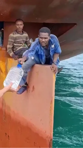4 Nigerians Survive 14 Days at the Rudder of a Cargo Ship | trstdly.com