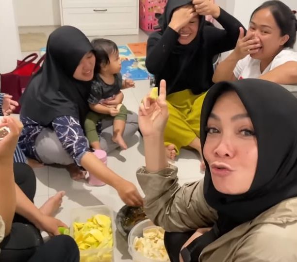Padahal 'Nyonya Besar' Rieta Amalia Lesehan di Dapur Makan Rujak Bareng ...