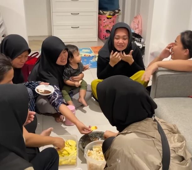 Padahal 'Nyonya Besar' Rieta Amalia Lesehan di Dapur Makan Rujak Bareng ...