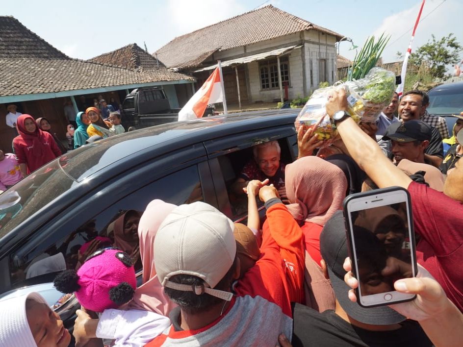Saat Warga Serbu Mobil Ganjar untuk Berikan Sayuran