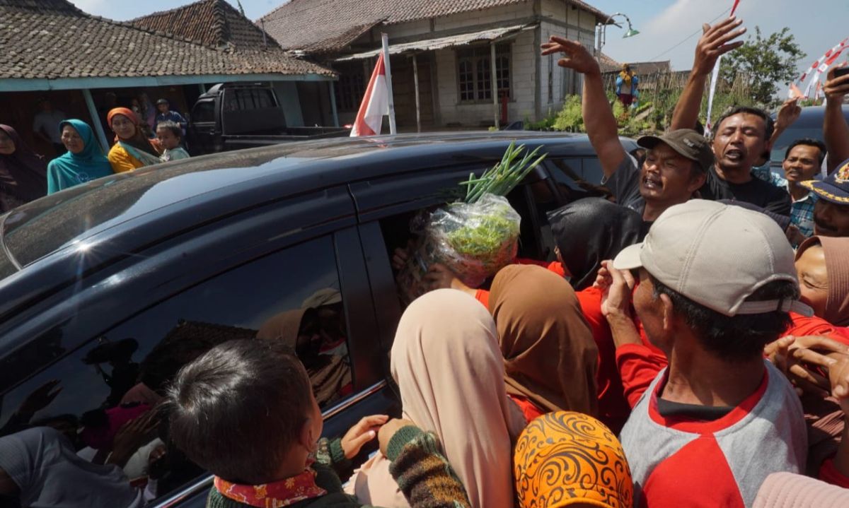 Saat Warga Serbu Mobil Ganjar untuk Berikan Sayuran