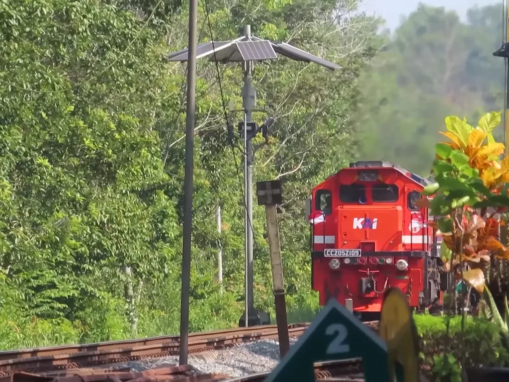 Stasiun Kereta Api Ini Masih Beroperasi Meski di Tengah Hutan Sumatera ...