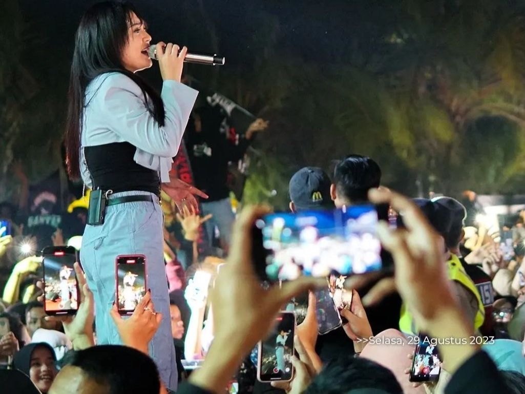 Momen Happy Asmara Manggung di Pesta Rakyat Trenggalek, Sempat Marahi ...