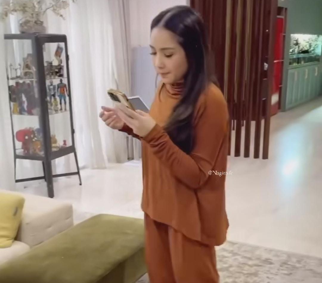 Nagita Slavina Asyik Makan Sambil Main HP, Netizen Malah Salfok 'Kakinya Silau Banget'