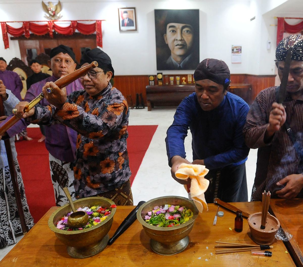 FOTO: Melihat Lebih Dekat Tradisi Jamasan Pusaka Jelang Hari Jadi ...