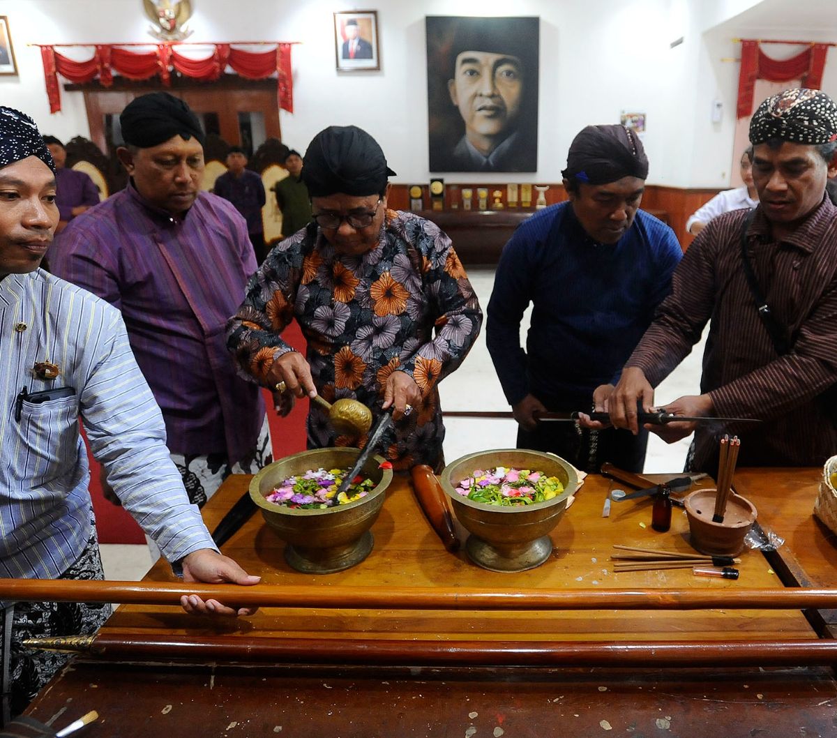 FOTO: Melihat Lebih Dekat Tradisi Jamasan Pusaka Jelang Hari Jadi ...