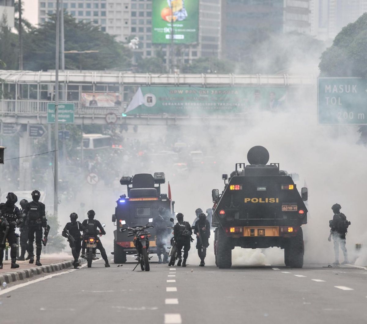 ICW Ungkap Pengadaan Gas Air Mata Polri Rp2,1 T, Tapi Tidak Dibuka ke ...